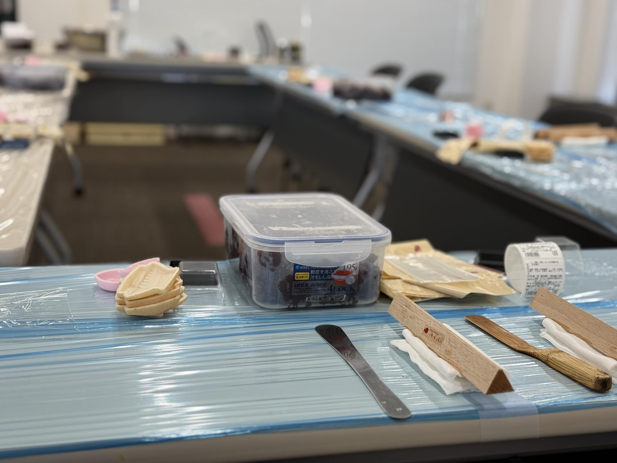 羽曳野市のキッズジョブチャレンジ！職業体験なので原材料表示を貼る作業や、箱詰め作業までやってもらいました！！